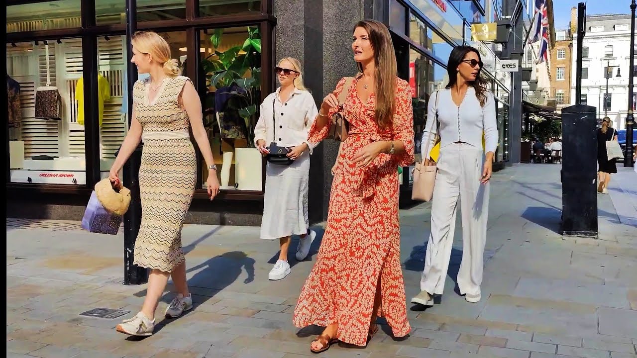 Stylish people on the streets of London. Street fashion in the big city ...