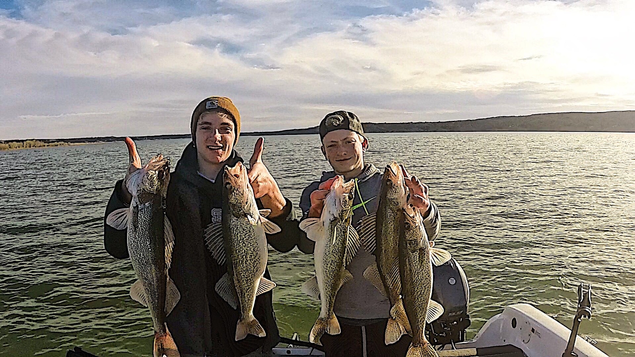 CATCHING MONSTER WALLEYE OUT OF THE MISSOURI RIVER - YouTube