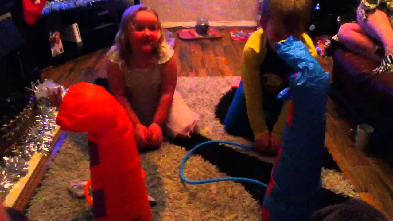 Joe and Ellie playin pumpaloons - YouTube