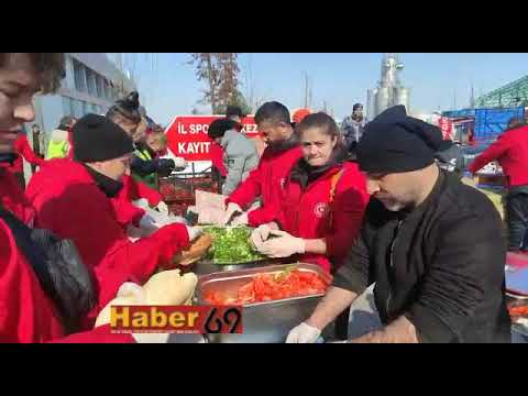 BAYBURT'LUNUN HİZMET AŞKI...HAKAN MEMİŞ VE ARKADAŞLARI DEPREM BÖLGESİNDE SICAK MUTFAK KURDULAR...
