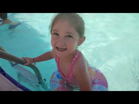enjoying the pool ( havuz keyfi ) 泳池樂趣