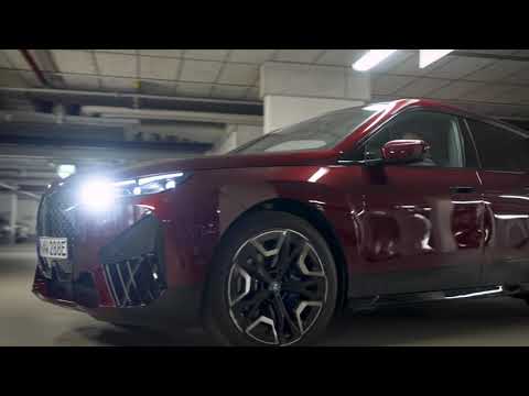 Einparken mit dem Parkassistent im BMW Operating System 8 // BMW How-To