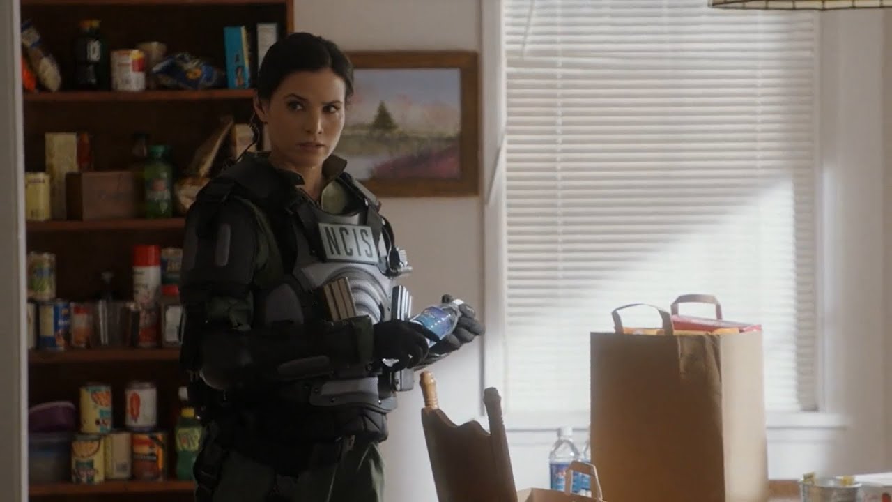 NCIS 18x15 (1) Jessica Knight first scene | REACT team blows up - YouTube