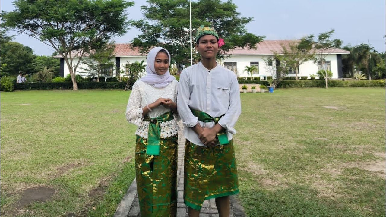 BAJU ADAT BALI PAYAS ALIT, (XII MIPA 2) SMA NEGERI 1 BERINGIN - YouTube