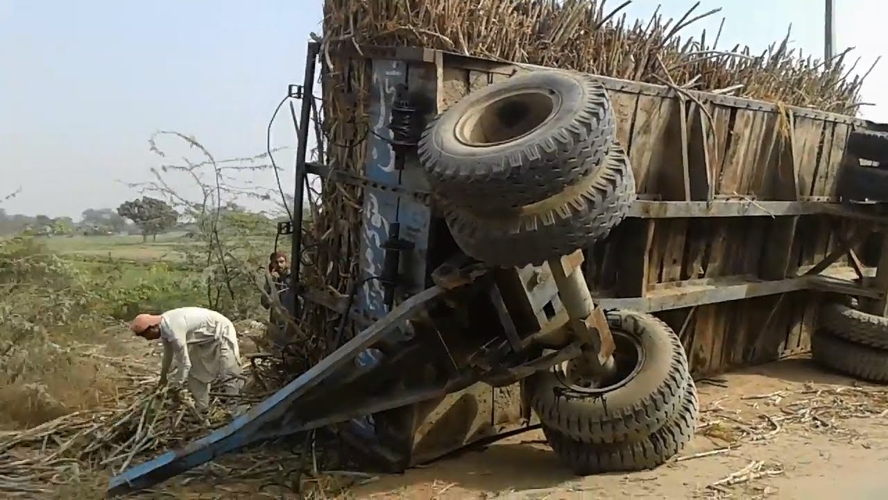 Sugarcane Trolley Accident in road , Bad accident of Sugarcane Trolley ...
