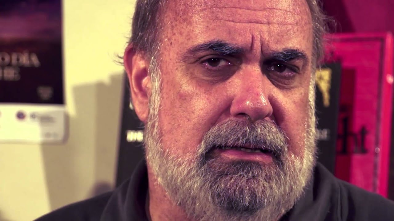 Alberto Isola y su personaje - YouTube