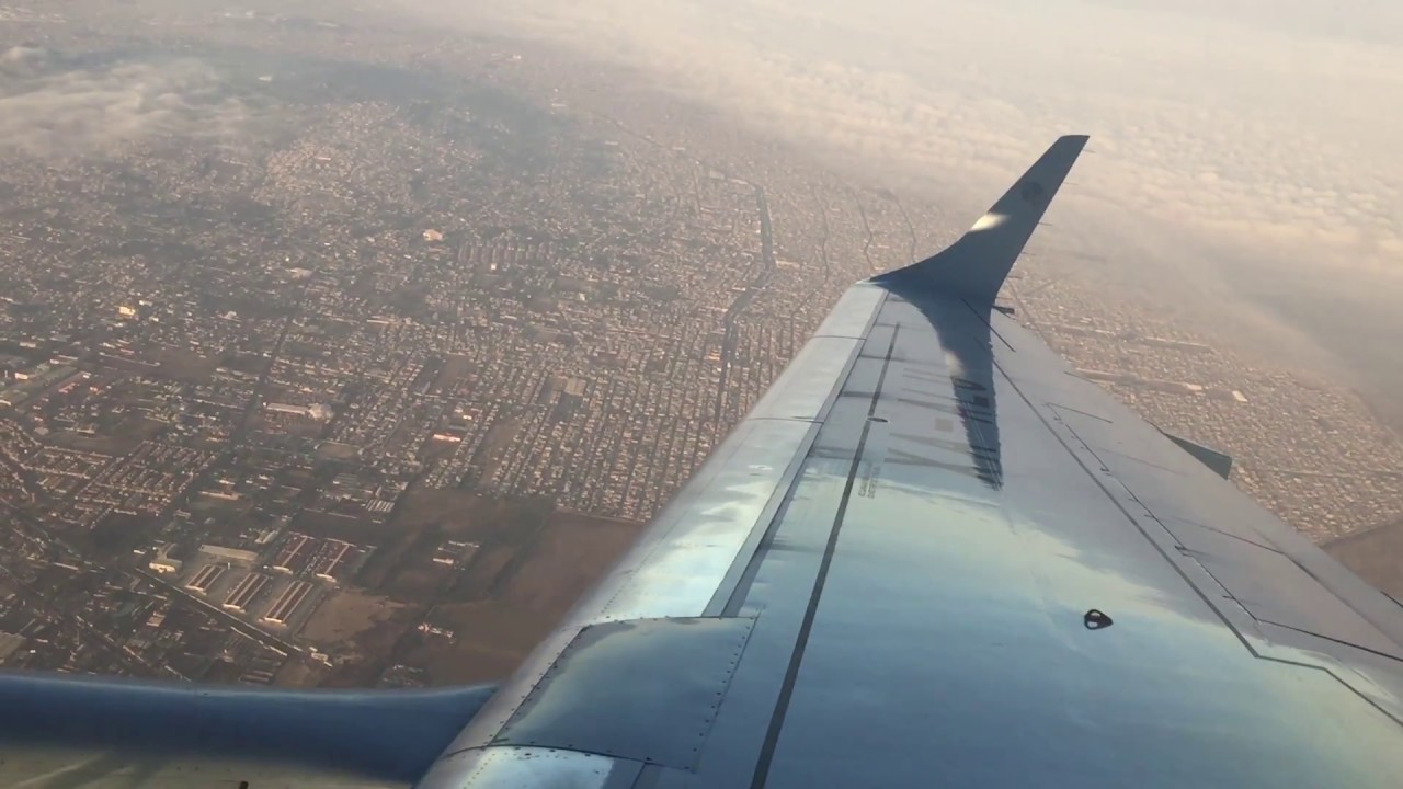 AeroMexico flying over Mexico City after take off runway 05. Dec 2016 ...