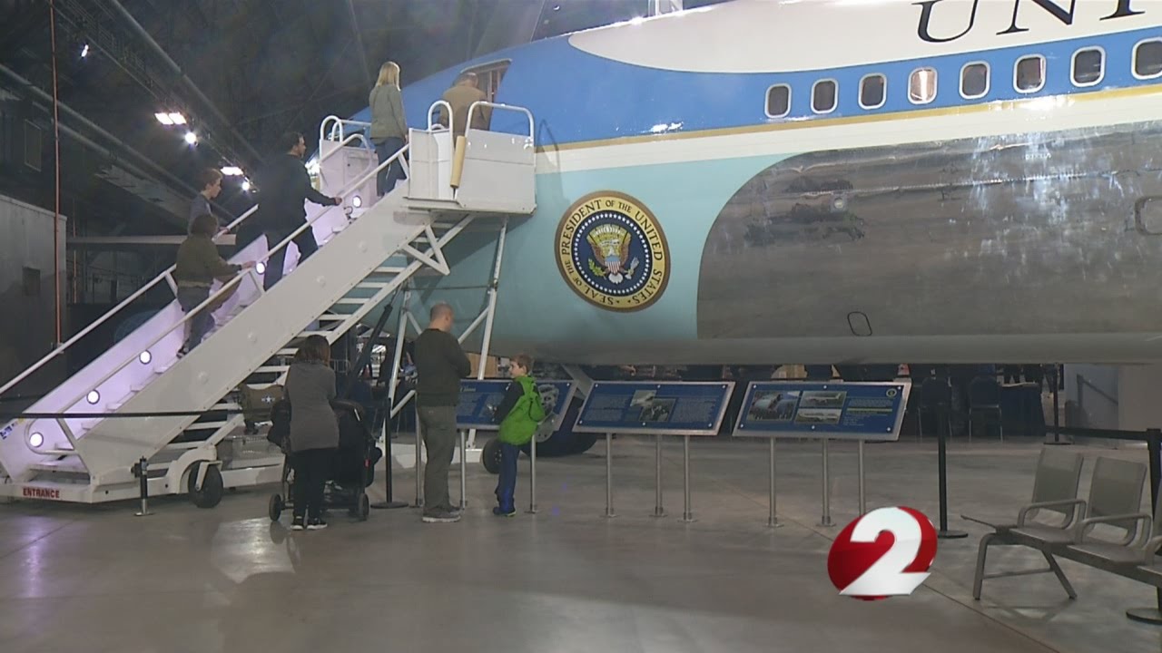 Air Force One crew members share experiences - YouTube