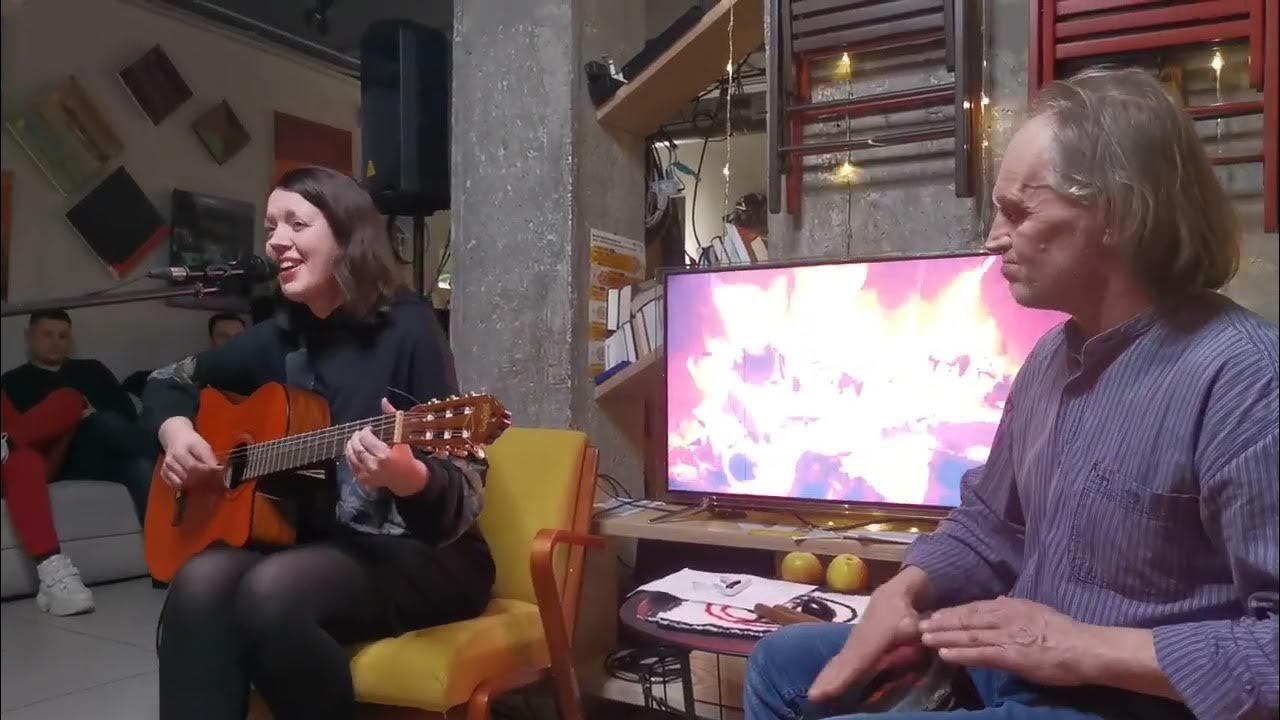 Влюбленные над городом - YouTube