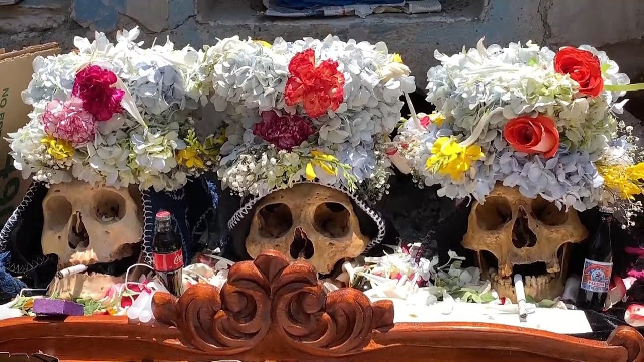 Bolivia rinde culto a cráneos humanos y almas olvidadas en el día de ...