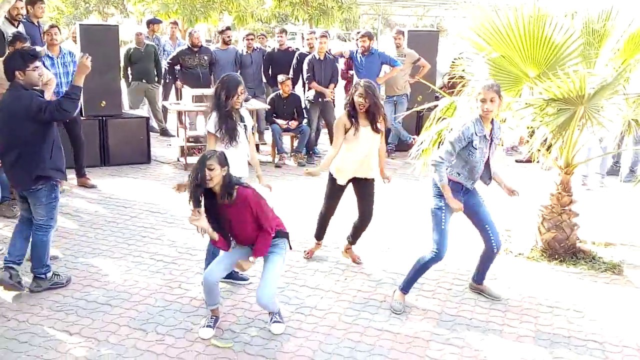 A GIRL FROM GYAN GANGA COLLAGE || TECHFEST || DANCING ON STRET ...