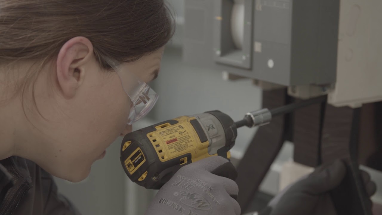 ReliaGear neXT – Vertical main breaker installation - YouTube