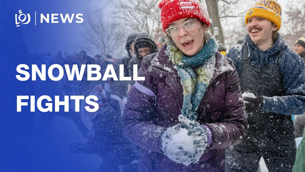 Snowball fights as winter storm blankets US capital - YouTube