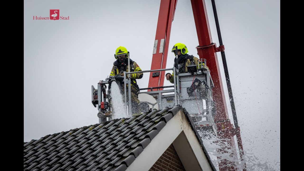 Woningbrand Huissen... - YouTube