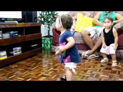 Mariana e Dudinha dançando