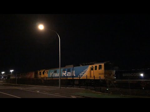 DL 9066 9498 EF 30226 with Train 234M passing Rotokauri station NIMT ...