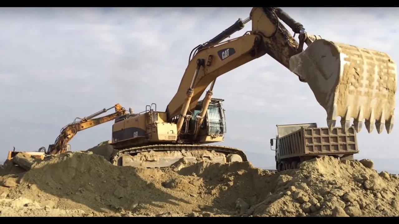Caterpillar 385C Excavator - Loading Trucks - YouTube