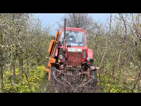 MTS 80 beim Mulchen von Schnittholz