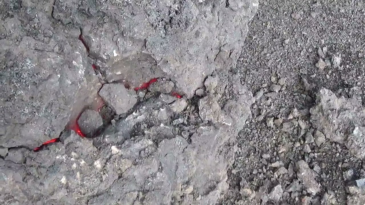 New Footage: The VERY FIRST *Hot Lava Bomb* we saw at La Palma (Oct ...