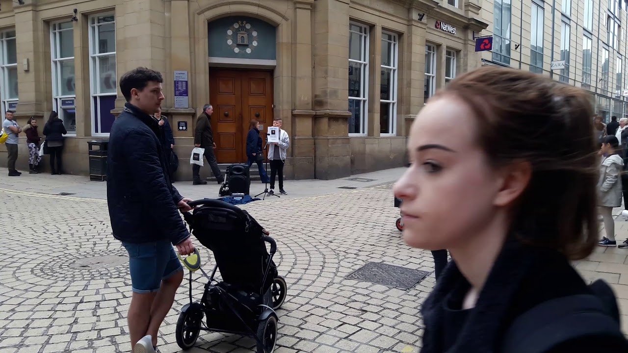 Busker in york hallelujah cover (Albert Stott) - YouTube
