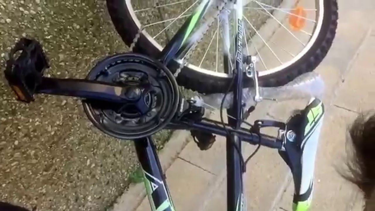 Comment faire de son vélo une moto de crosse - YouTube