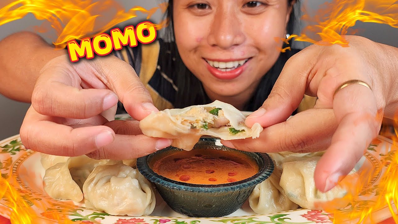 VEG MOMO | EATING VEG MOMO WITH SPICY CHUTNEY | MUKBANG - YouTube