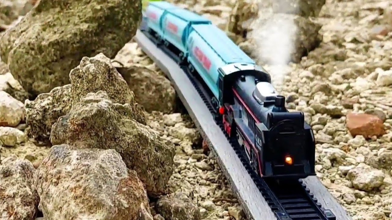 Rail king train sets, steam train hits a rock - YouTube