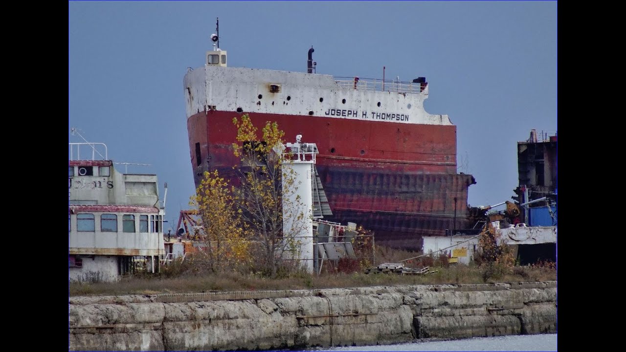 ALGOMA EQUINOX meets scrap ships TECUMSEH, NORISLE, JOSEPH H. THOMPSON ...