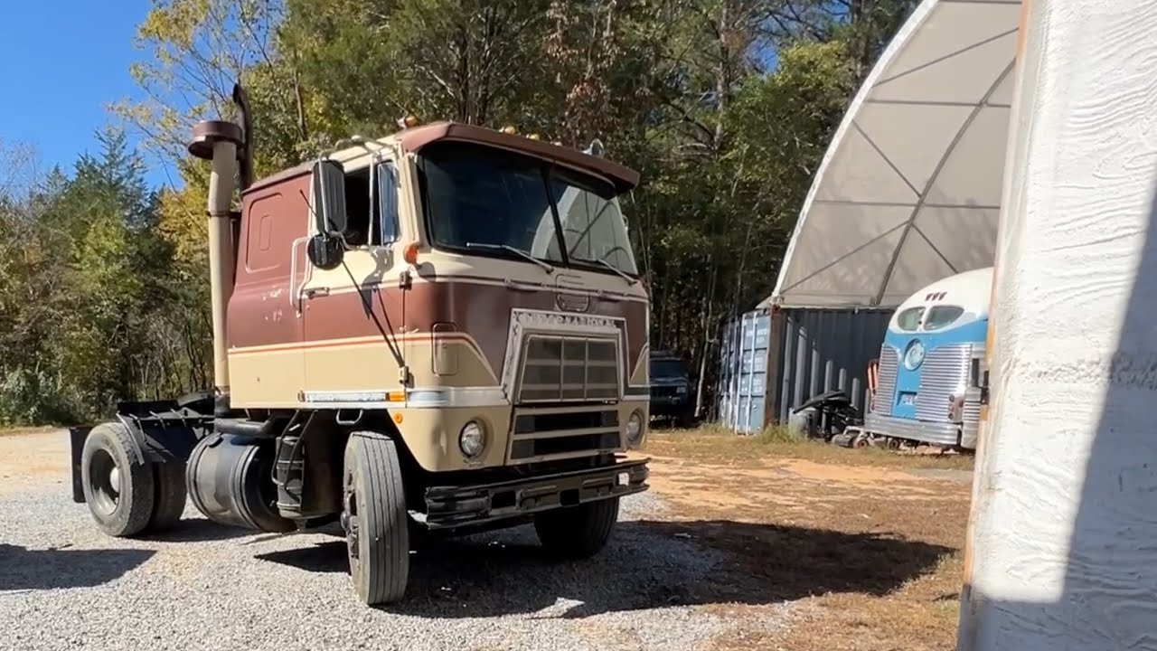 Maintenance on the International cabover detroit diesel 671. Fixing the ...