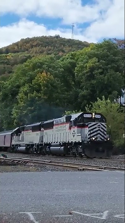 Reading & Northern SD50-2s Double Vision Fall Foliage Excursion - YouTube