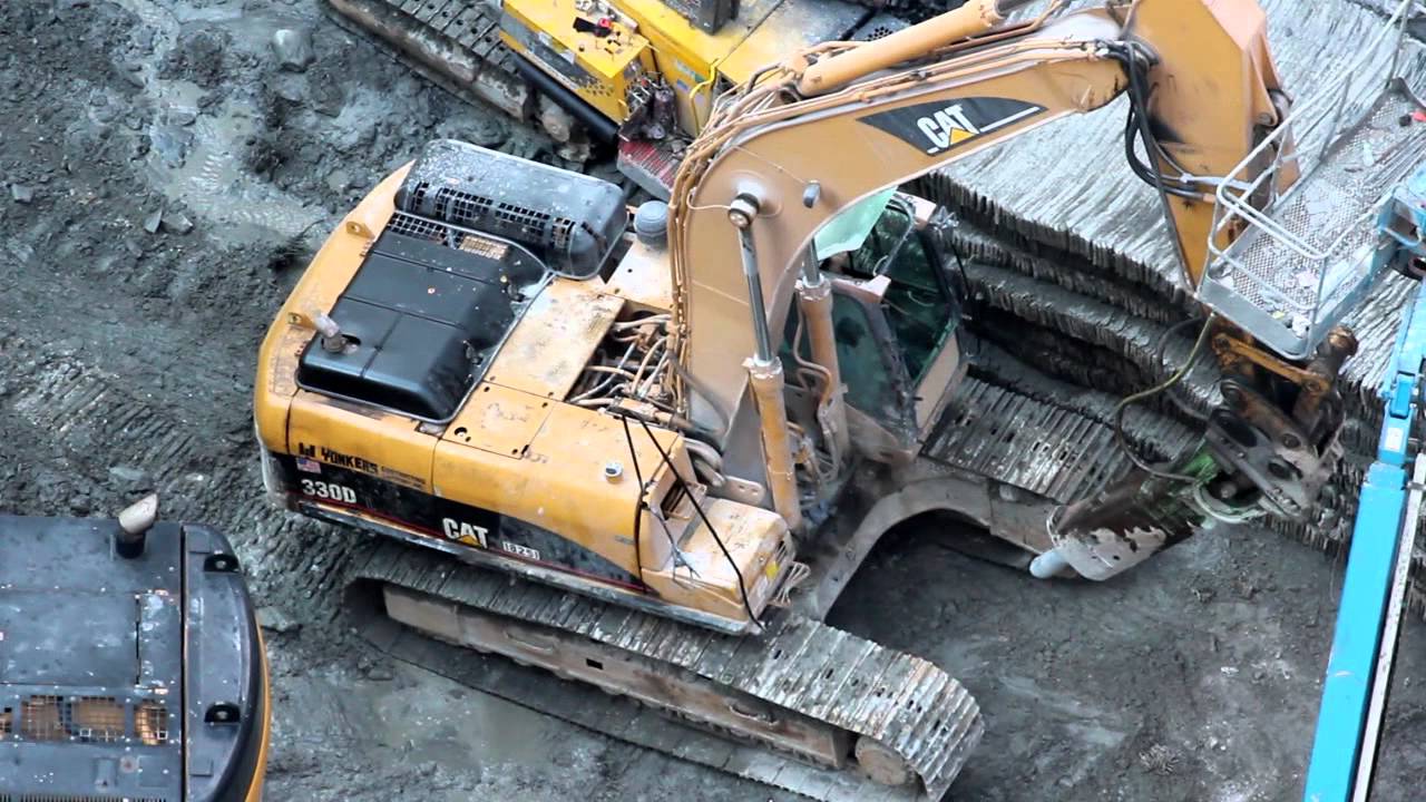 Cat 330DL excavator hitting manlift - YouTube