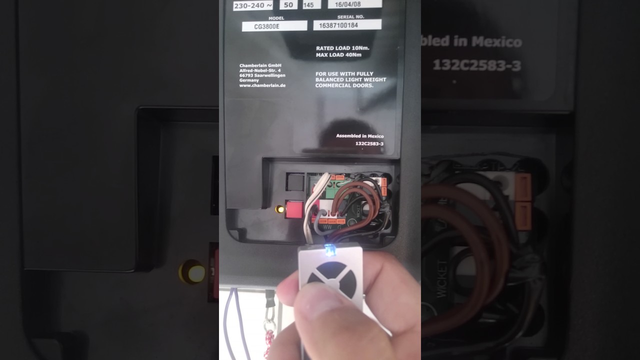 Programowanie pilota Lift Master 4 przyciski - YouTube