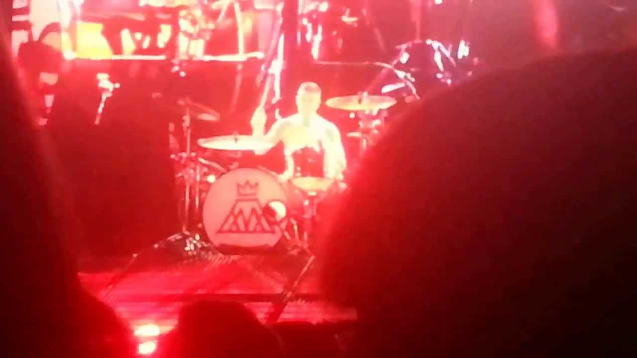 Andy Hurley drum solo - YouTube
