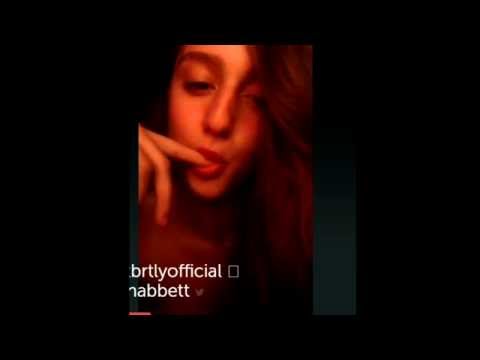 bu kız neden parmağını yalıyor