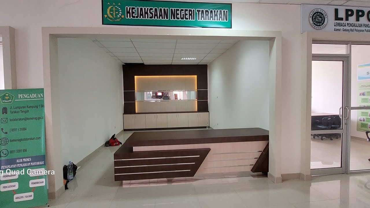 P_42# proses pembuatan backdrop dan meja pelayanan kejaksaan negeri # ...