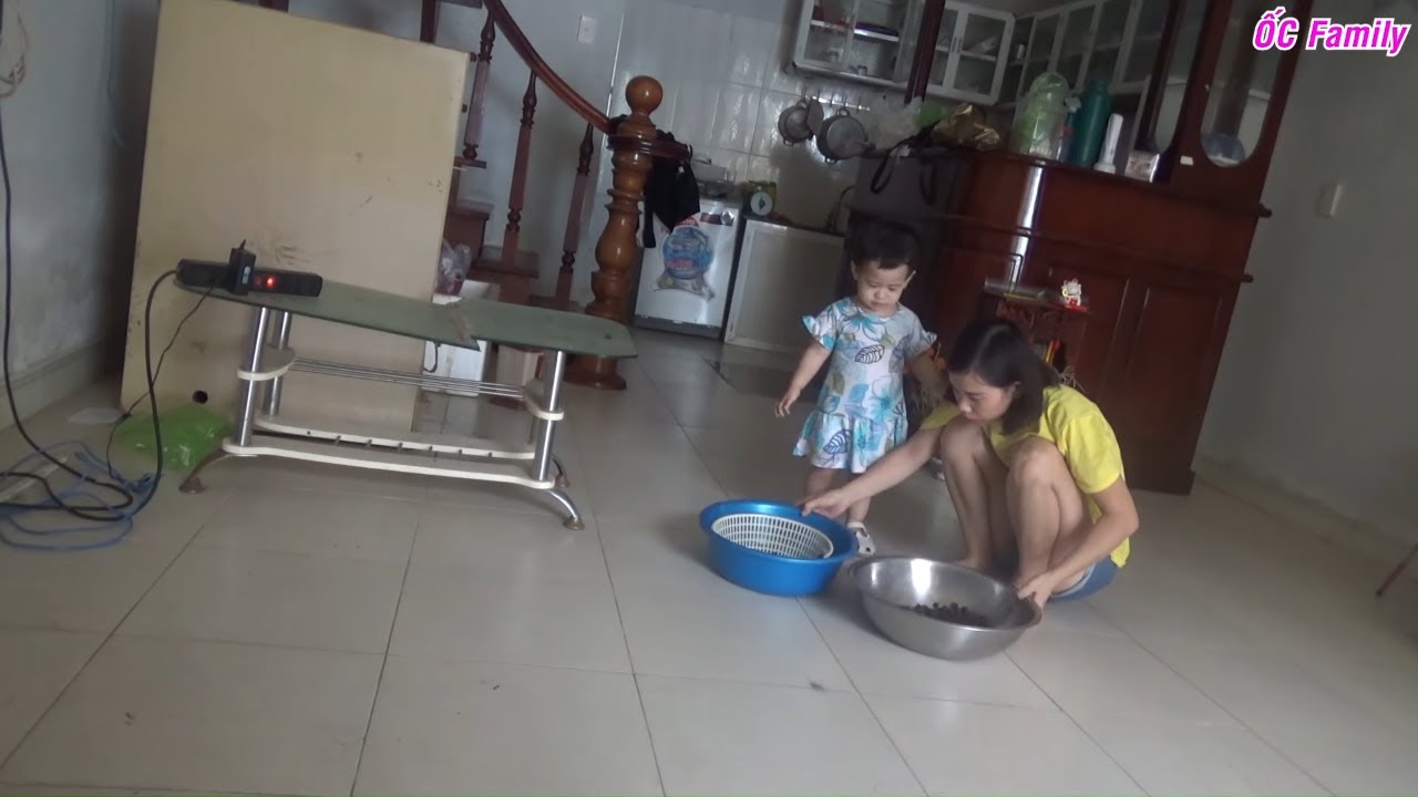 Single Mom Cooking Lunch With Her Cute Baby In The Kitchen | ỐC Family ...