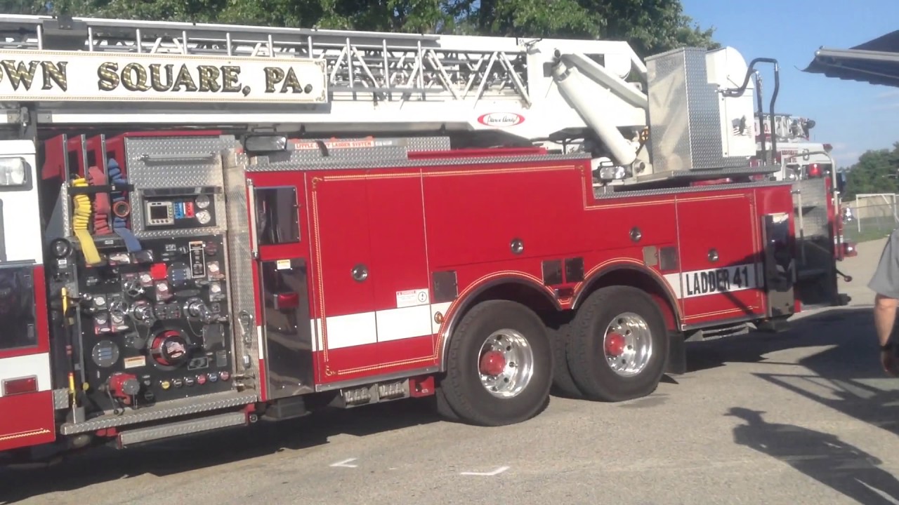 Newtown Square Ladder 41 arriving on scene - YouTube