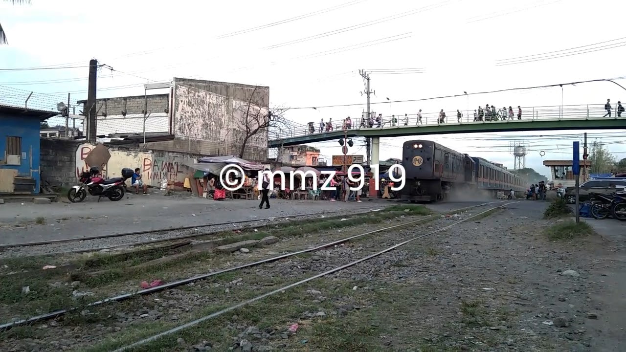 PNR DEL 916 & EMU 01 arriving Bicutan Station - YouTube