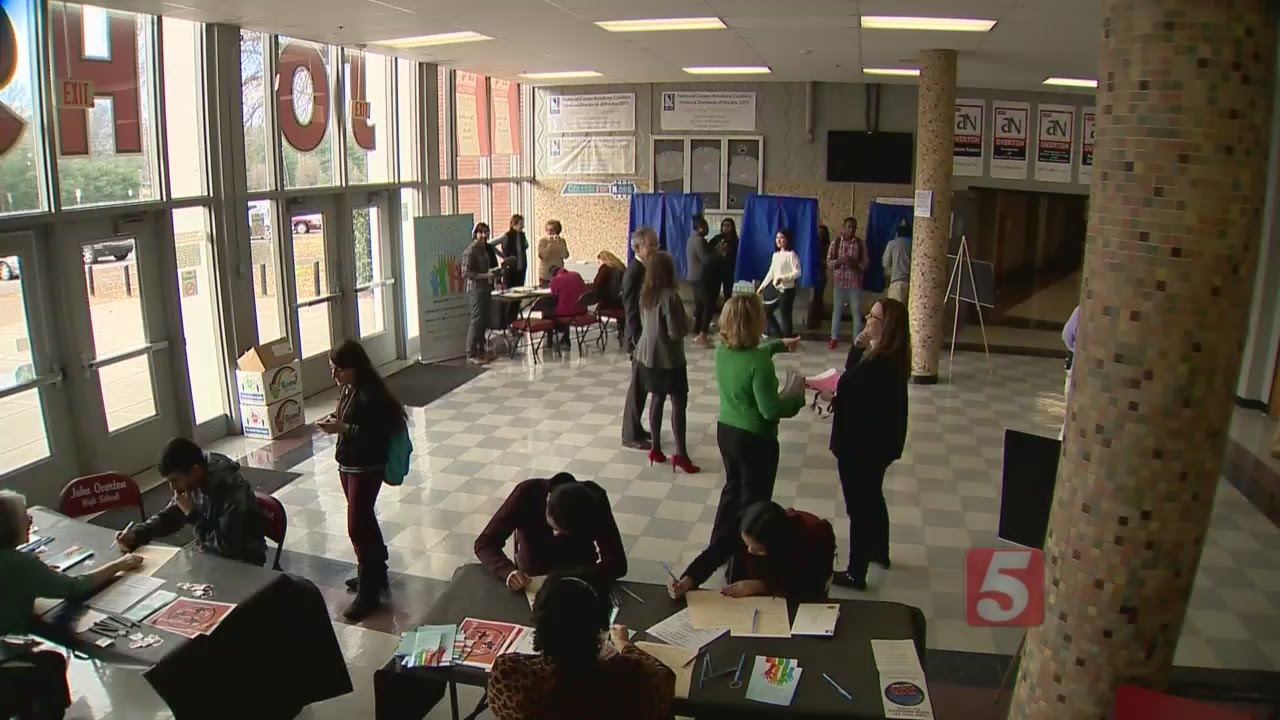 High School Students Register To Vote In School - YouTube