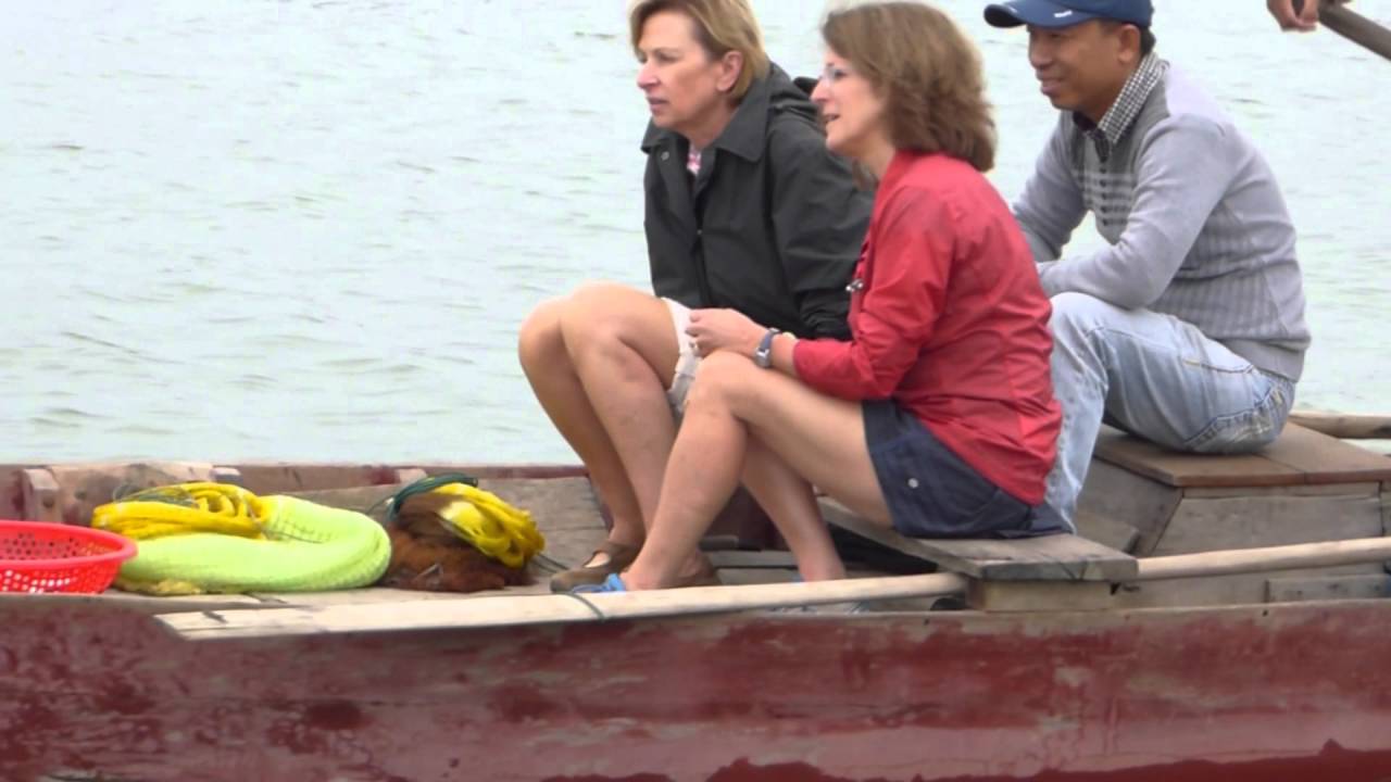 Hoi An Jenny & Janice Teeter embark to learn net fishing - YouTube