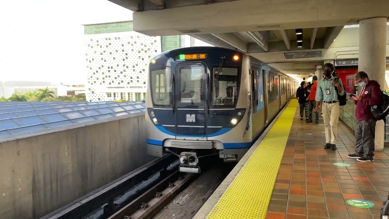 Miami MetroRail at Government Center in Downtown Miami | MetroRail ...