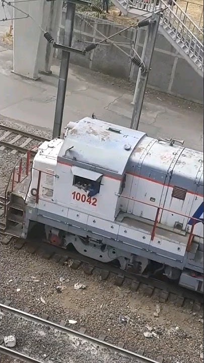 Locomotora Alstom B23-7 10042 llegando al Valle de México con el Tren de Trabajo - YouTube