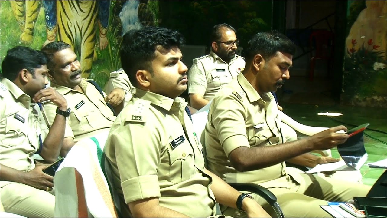 IPS Officers addressing Kerala Police force on Croud control and ...