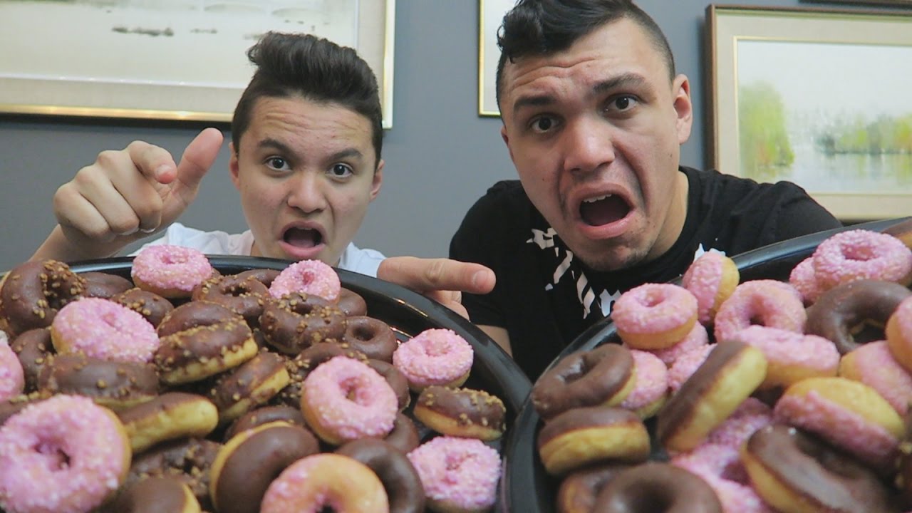 100 DOUGHNUTS IN 10 MINUTES CHALLENGE - YouTube