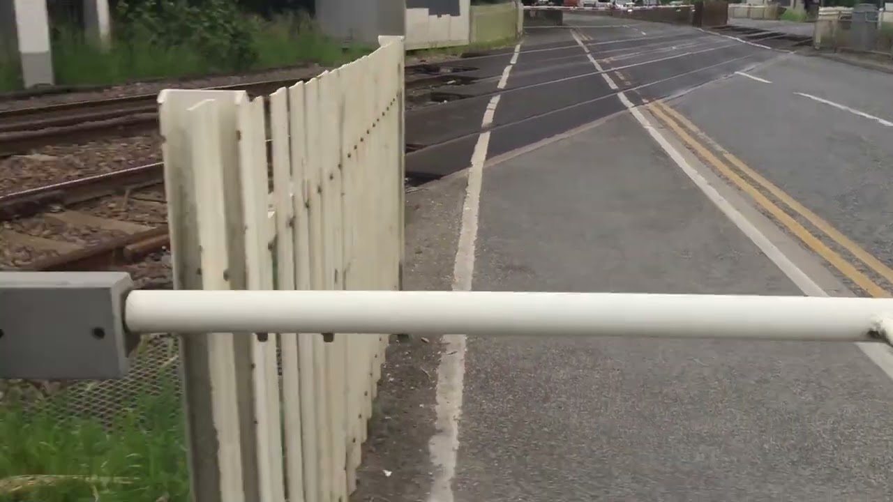 Walton Street Level Crossing (10/06/2021) - YouTube