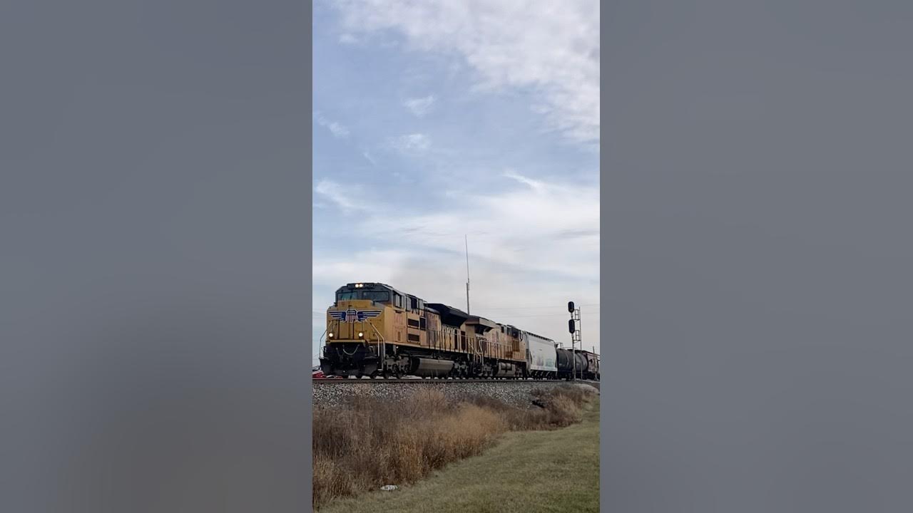UP 8472 leading CSX X642 at Nappanee Indiana - YouTube