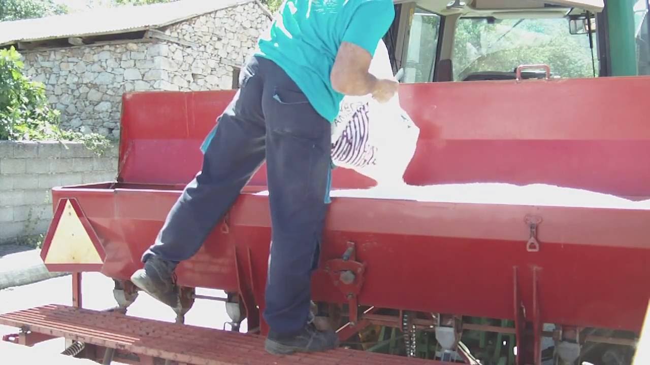 Γεμισμα λιπασματος για σκαλισμα 2016 - YouTube