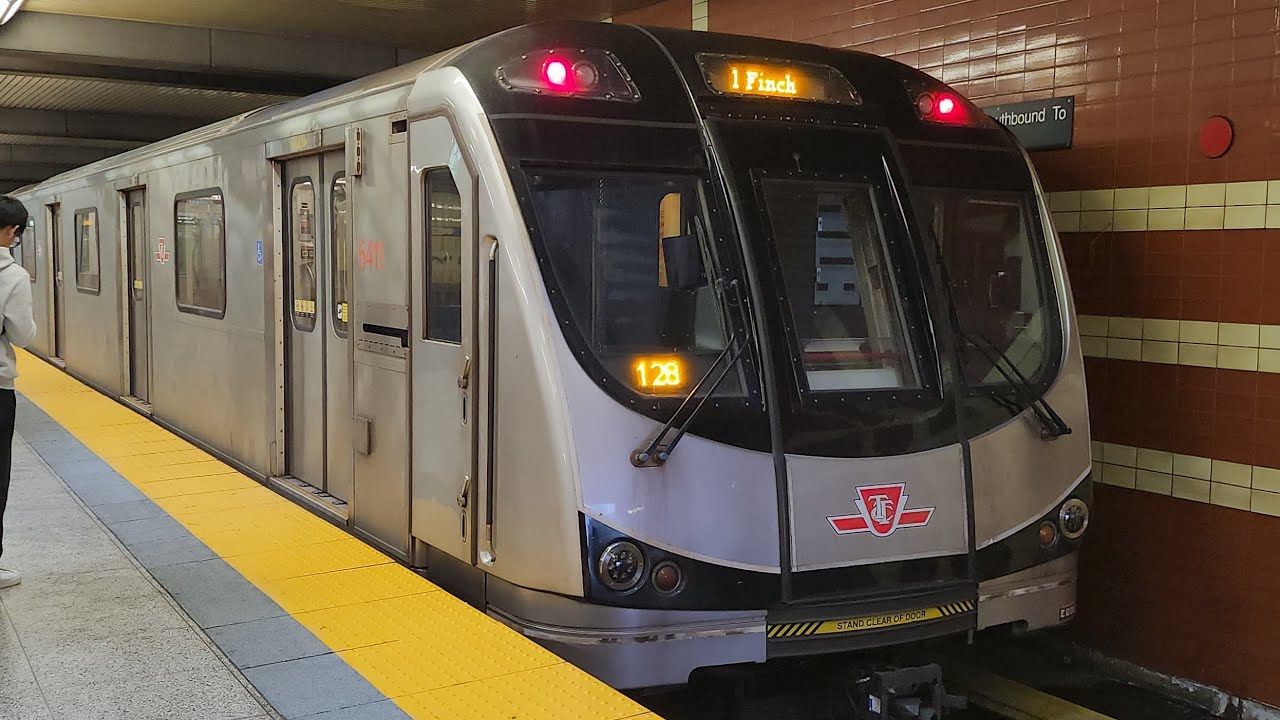 (Equipment Move) TTC 128 - 5416-5411 Pulling Into Wilson - YouTube