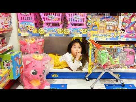 Boram berpura-pura bermain hide dan mencari