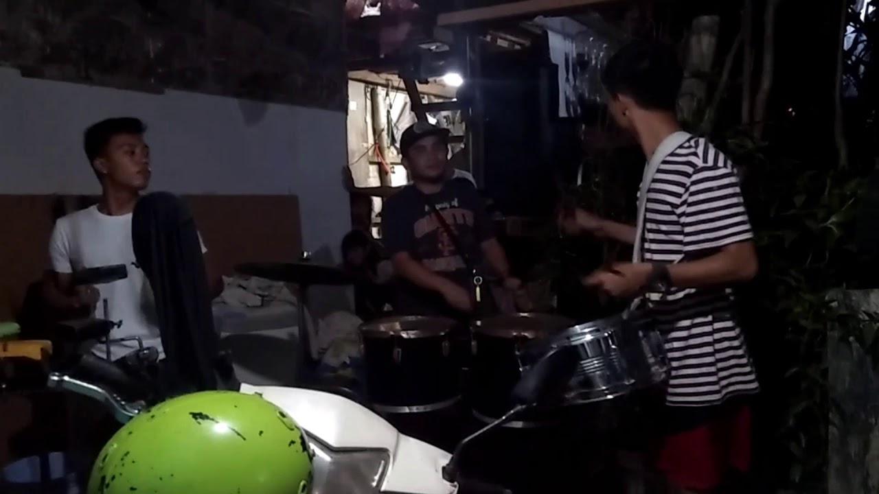 CHRISTMAS CAROL • CAROLING • MUSIC INSTRUMENTS - YouTube